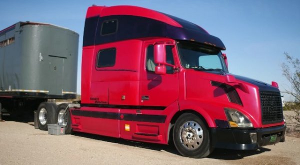 Nomad Monster Home е гигантски дом на колела с киносалон - AУТОМЕДИЯ